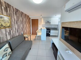 Apartamento Comfort | Sala de estar | Smart TV de 32 polegadas com canais via satélite, televisor 