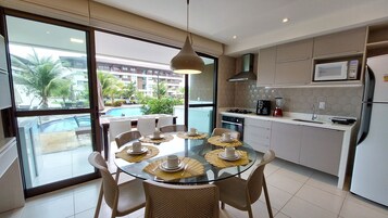 Apartamento Familiar, vista para a piscina, no rés do chão | Cozinha privada | Um frigorífico, utensílios de cozinha, Congelador 