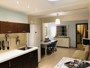 Apartamento conforto, vista parcial para o oceano | Cozinha privada | Geladeira grande, micro-ondas, fogão, cooktop