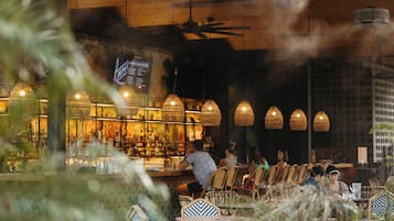 Serviço de almoço e jantar; culinária mexicana, vistas para a piscina