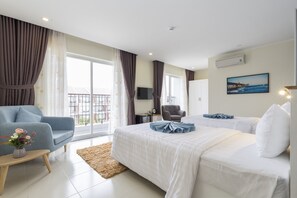 Quarto Twin Standard | Minibar, secretária, ferro/tábua de engomar, Wi-fi grátis 