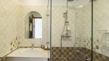 Um polibã, artigos de higiene pessoal grátis, um secador de cabelo