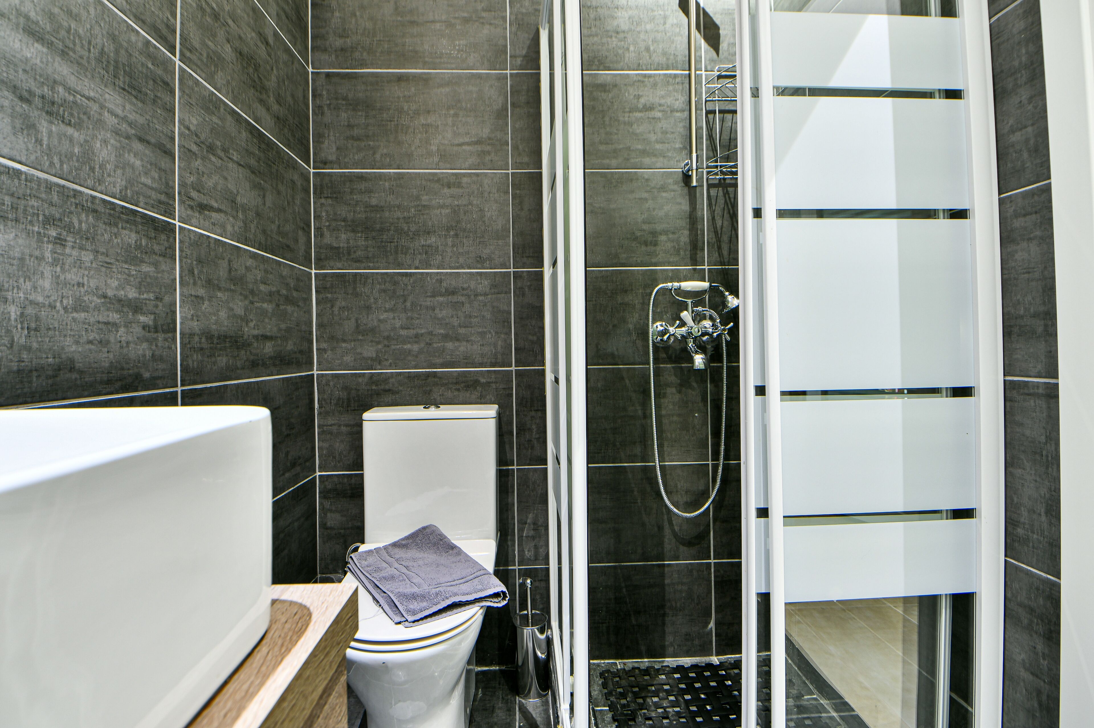 Suite-Estúdio Signature, terraço (Capparis) | Casa de banho | Um polibã, um chuveiro fixo, um secador de cabelo, chinelos 