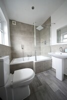 Quarto Duplo Comfort | Casa de banho | Um polibã, artigos de higiene pessoal grátis, um secador de cabelo 