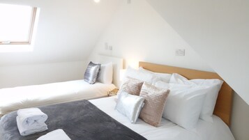 Quarto Triplo Comfort | Roupa hipoalergénica, secretária 