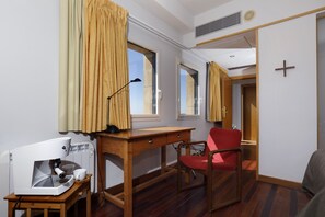 Quarto superior, vista para a montanha (Mirador) | Roupas de cama antialérgicas, escrivaninha