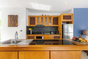 1-Bedroom Villa with a Private Pool | Cozinha privada | Um frigorífico/congelador grande, um micro-ondas, uma placa de cozinha 