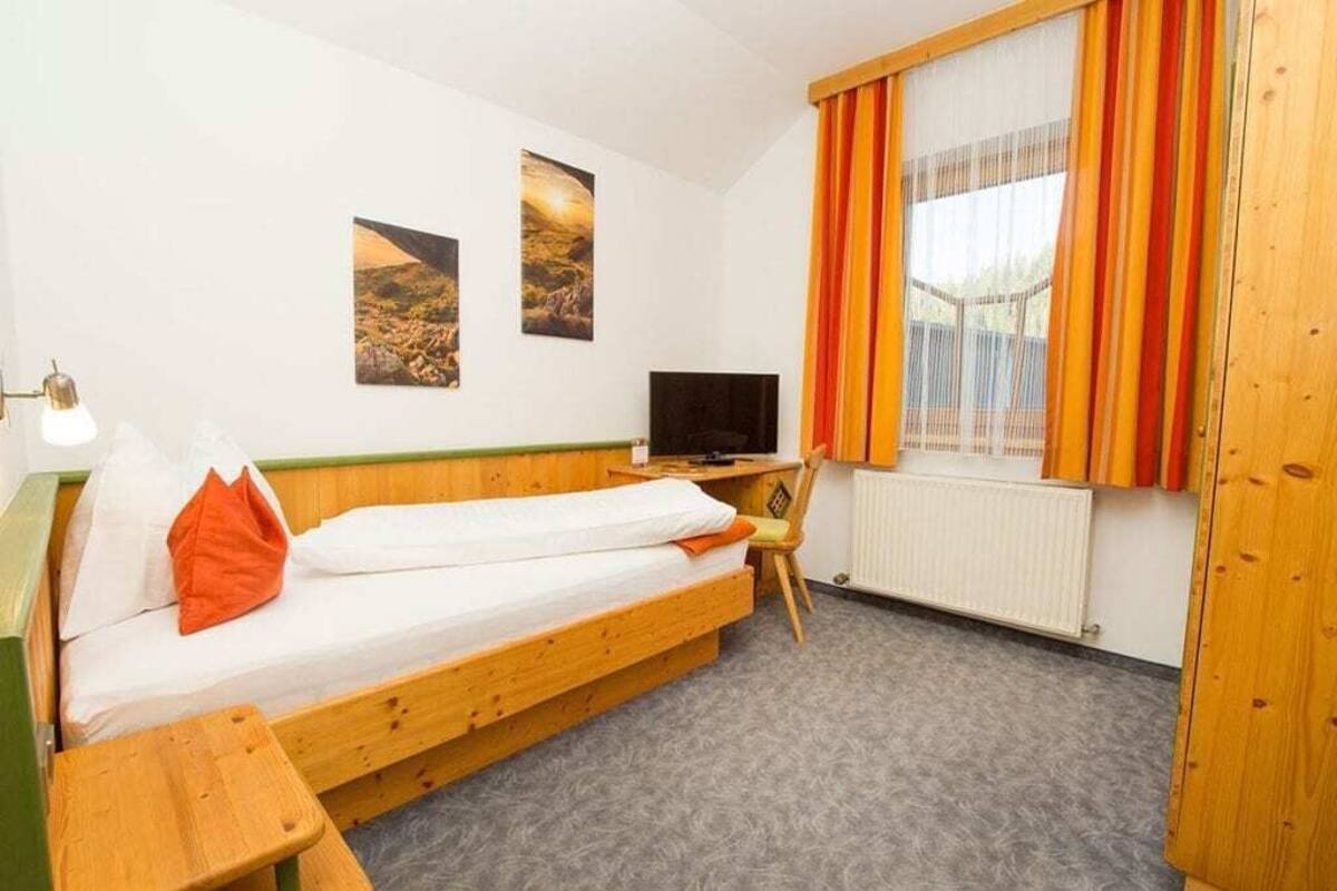 Quarto solteiro | Escrivaninha, quartos à prova de som, Wi-Fi de cortesia