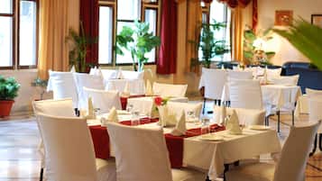 Café da manhã, almoço e jantar; culinária indiana