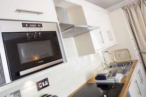 Geladeira grande, micro-ondas, fogão, cooktop