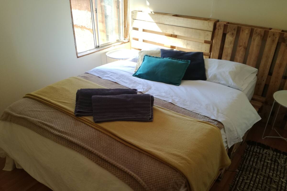 Quarto Duplo Económico, casa de banho partilhada | Wi-fi grátis, roupa de cama fornecida 