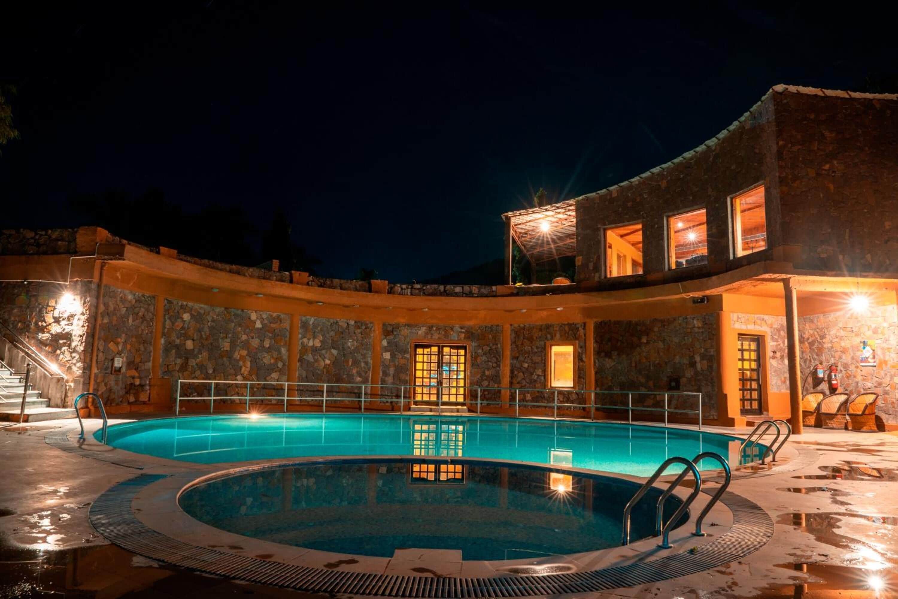 Piscina interior, espreguiçadeiras 