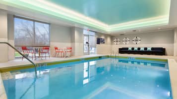 Piscina interior, da(s) 9:00 à(s) 21:00, espreguiçadeiras