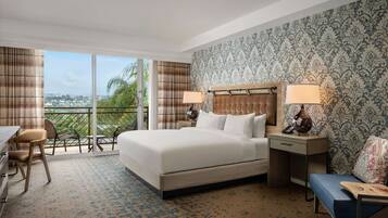 Roupa hipoalergénica, cofre no quarto, secretária