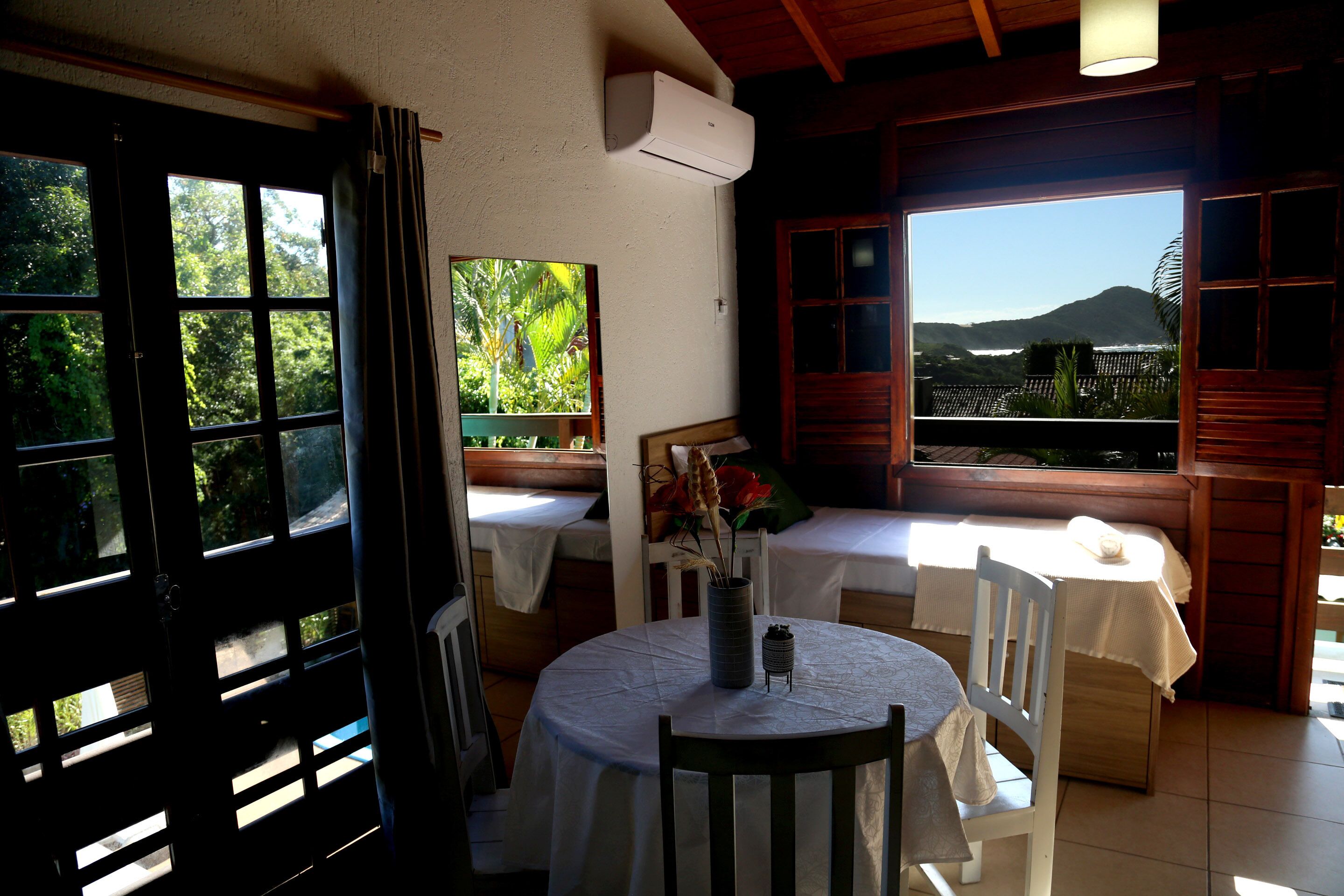 Quarto casal superior, várias camas | Frigobar, escrivaninha, quartos à prova de som