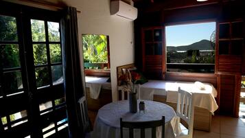 Quarto casal superior, várias camas | Frigobar, escrivaninha, quartos à prova de som