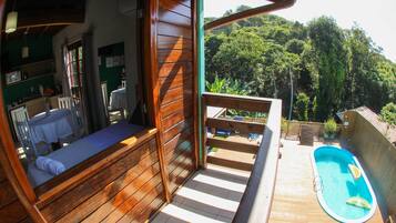 Quarto casal superior, várias camas | Frigobar, escrivaninha, quartos à prova de som