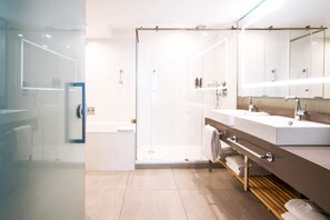 Suite, 1 quarto | Roupa de alta qualidade, edredões de penas, minibar, cofre no quarto 