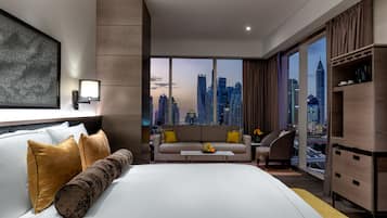 Suite, 1 cama king-size, varanda | Minibar, cofre no quarto, com decoração personalizada