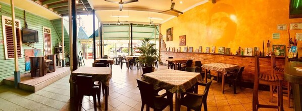 Café da manhã feito na hora todos os dias mediante uma taxa