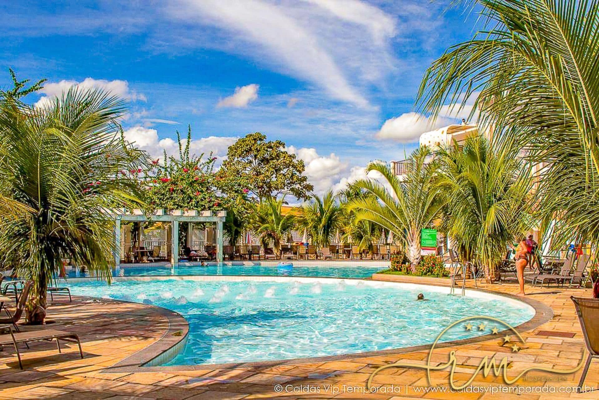 15 piscinas externas, guarda-sóis, espreguiçadeiras