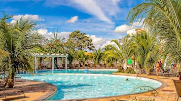 15 piscinas exteriores, guarda-sóis, espreguiçadeiras