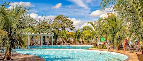 15 piscinas externas, guarda-sóis, espreguiçadeiras