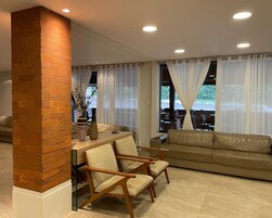 Área de estar no saguão