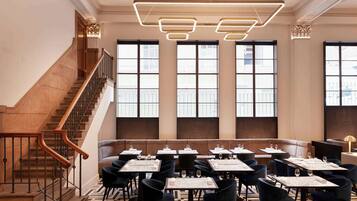 Pequeno-almoço completo diário mediante uma taxa