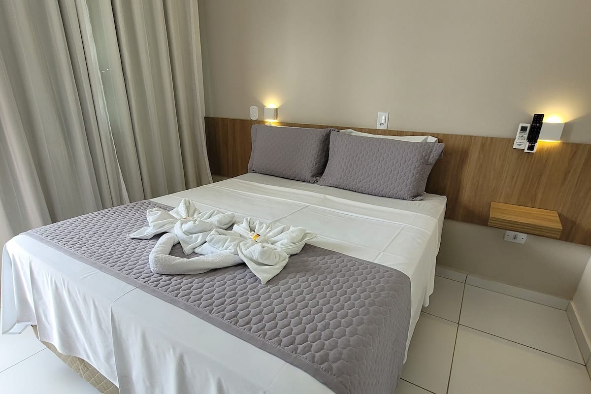 Quarto Duplo, varanda | Minibar, Wi-fi grátis, roupa de cama fornecida
