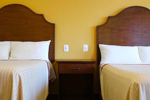 Quarto casal | Escrivaninha, cortinas blackout, ferros/tábuas de passar roupa
