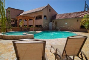 Piscina externa, funciona das 9h às 21h, espreguiçadeiras