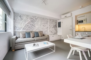 Apartamento, 1 quarto (Purple) | Sala de estar | TV de ecrã plano 
