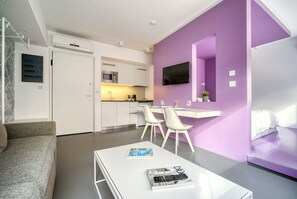 Apartamento, 1 quarto (Purple) | Sala de estar | TV de ecrã plano 