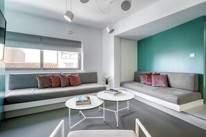 Apartamento, 2 quartos (Green) | Sala de estar | TV de ecrã plano 