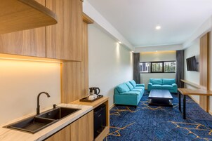 Suíte júnior, 1 cama de casal, para fumantes, banheira de hidromassagem | Escrivaninha