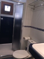Quarto Duplo Básico, 2 camas individuais | Casa de banho | Um polibã, toalhas fornecidas, sabão, champô 