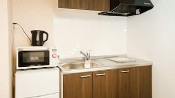 Quarto Twin (without Washing Machine) | Cozinha privada | Um frigorífico, um micro-ondas, uma placa de cozinha