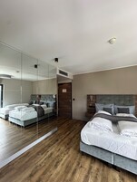 Quarto Triplo Comfort | Roupa de alta qualidade, edredões de penas 