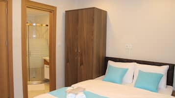 Quarto Clássico com Cama de Casal | Roupa hipoalergénica, minibar, secretária