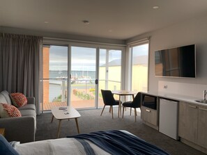 Estúdio Deluxe, 1 cama king-size, vista para o porto | Refeições no quarto