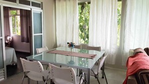 Apartamento standard | Cozinha privada | Geladeira, micro-ondas, cooktop, talheres/pratos/utensílios de cozinha