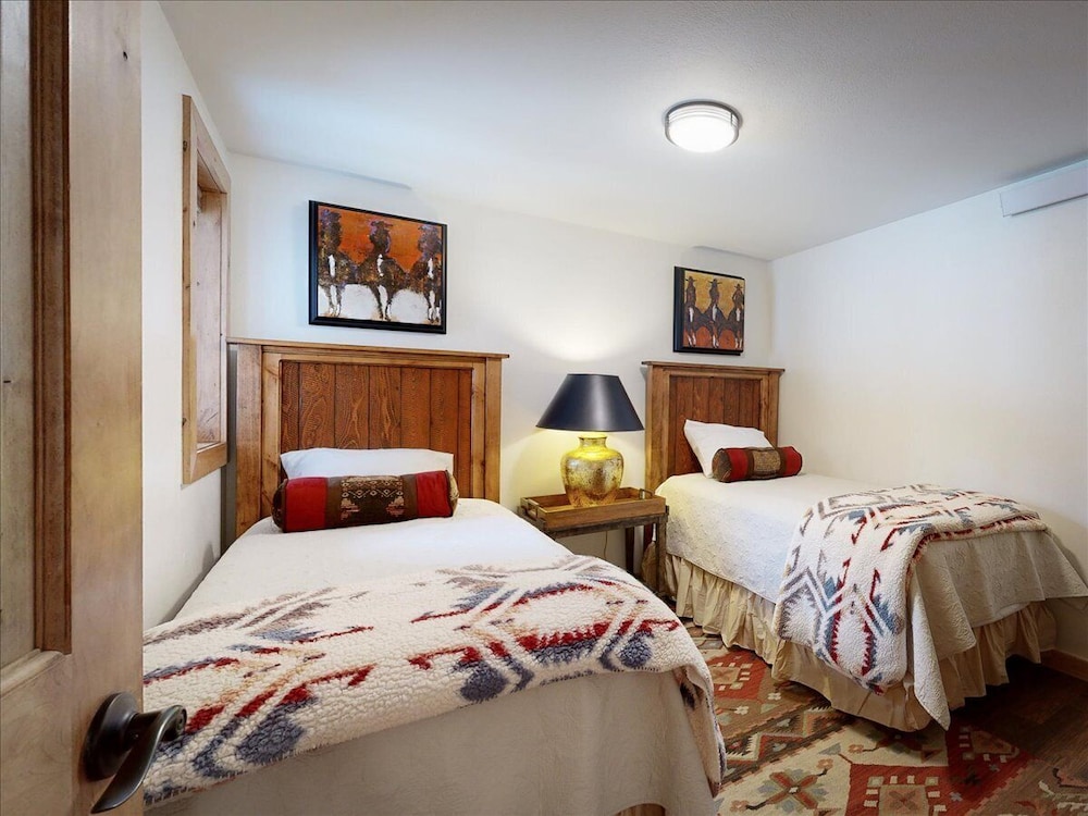 Comfy Cozy Slopeside Condo-hot Tub Heated Pool Access -5 Min Free Ride To Lifts - Teton Village, WY