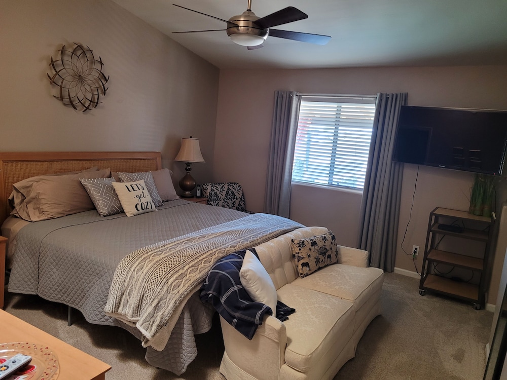Relaxing Country Style Home With Spacious Backyard In A Quiet Neighborhood. - Sun City West, AZ