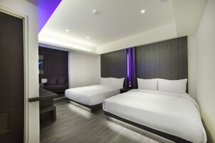 Quarto Quádruplo Deluxe | Roupa de alta qualidade, edredões de penas, com decoração personalizada 