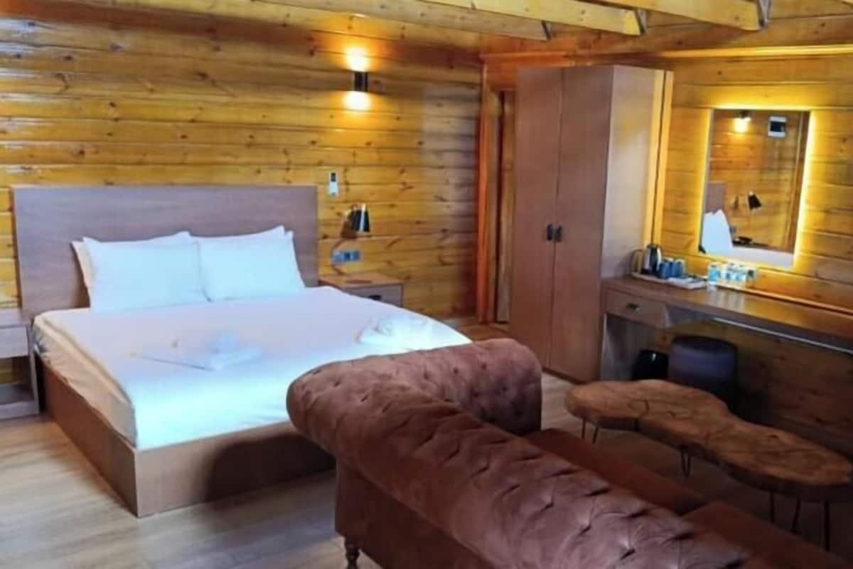 Roupa de alta qualidade, minibar, cofre no quarto, secretária