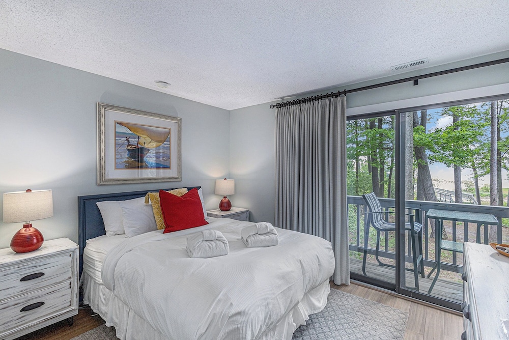 ☀ Snug Lake View Condo @ The Shores - Elk Rapids, MI