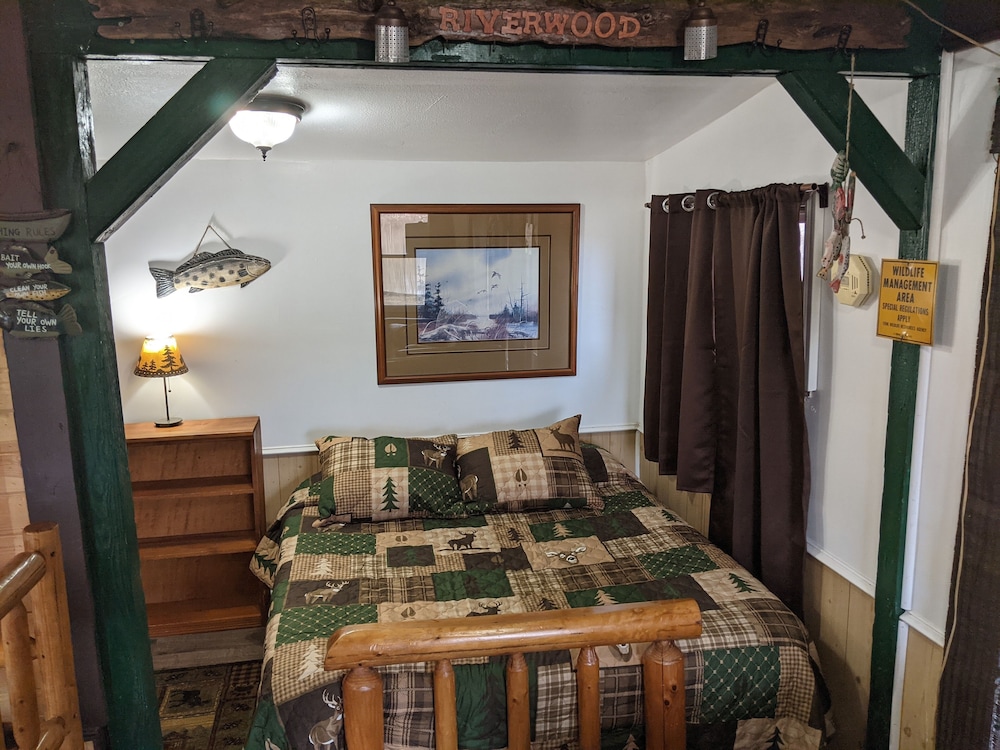 Waterfront Cabin With Hot Tub! Free Kayaks & Canoes, Fishing Boats, & Bicycles! - Maumee State Forest, Swanton