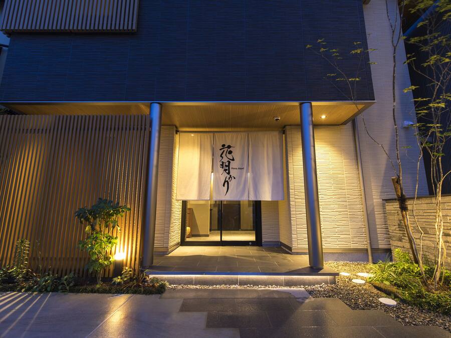 Fachada do alojamento (tarde/noite)