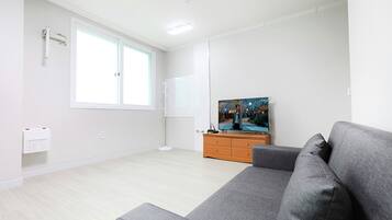 Quarto Standard (Family Room) | Sala de estar | TV de ecrã plano